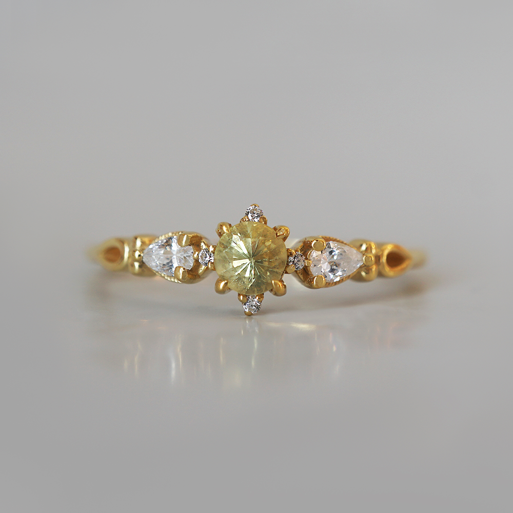 Limited Edition: Dainty Gilded Star Bicolor Sapphire Ring in 14K and 1